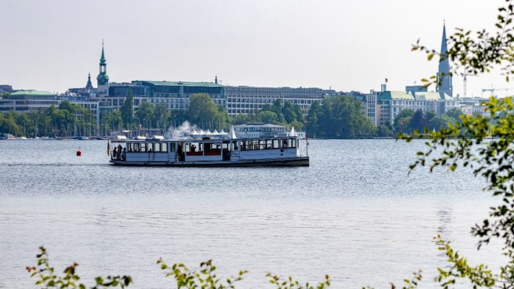 Hamburgs Alster: Mehr als blaue Mitte, Segeln und Dampfer